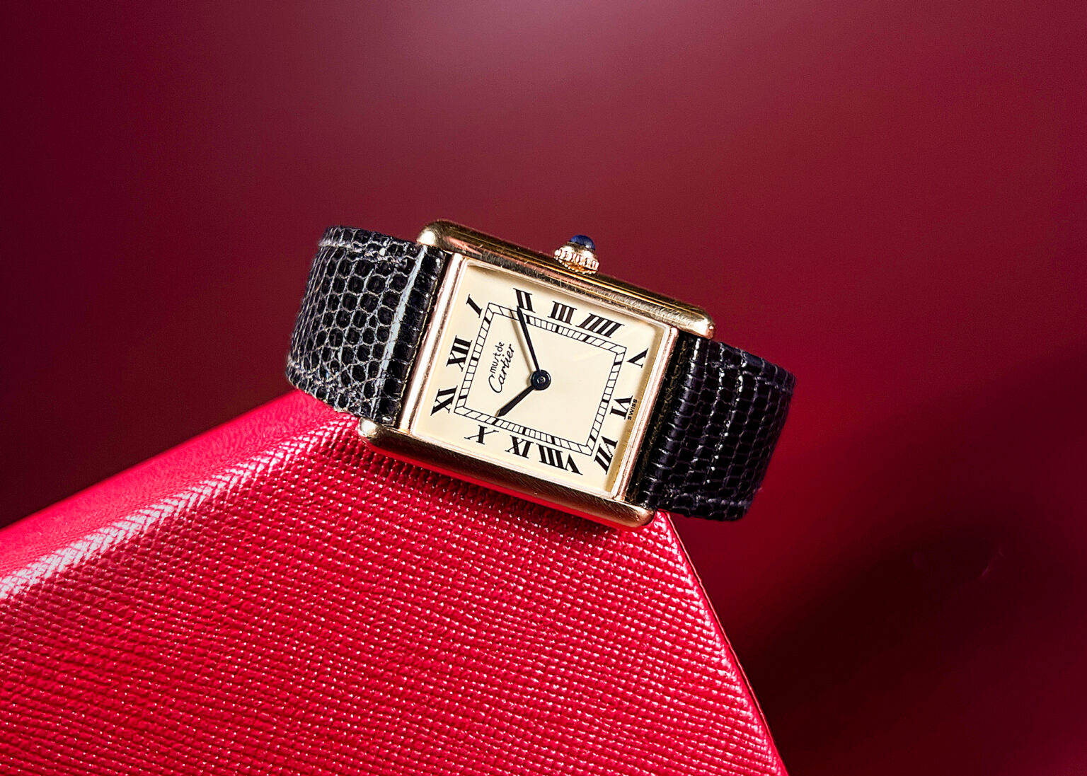Vintage Cartier Tank 1615 Must Quartz: Class and Convenience